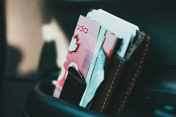 Les employeurs prévoient augmenter les salaires de 3,7% en 2024 - Les Affaires