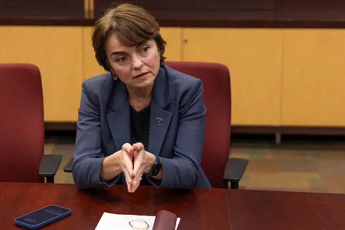 Tarifs d’électricité: Christine Fréchette critique la notion de coût de ...