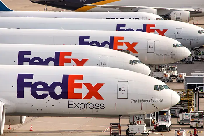 FedEx abaisse ses prévisions et va scinder son activité de fret - Les ...