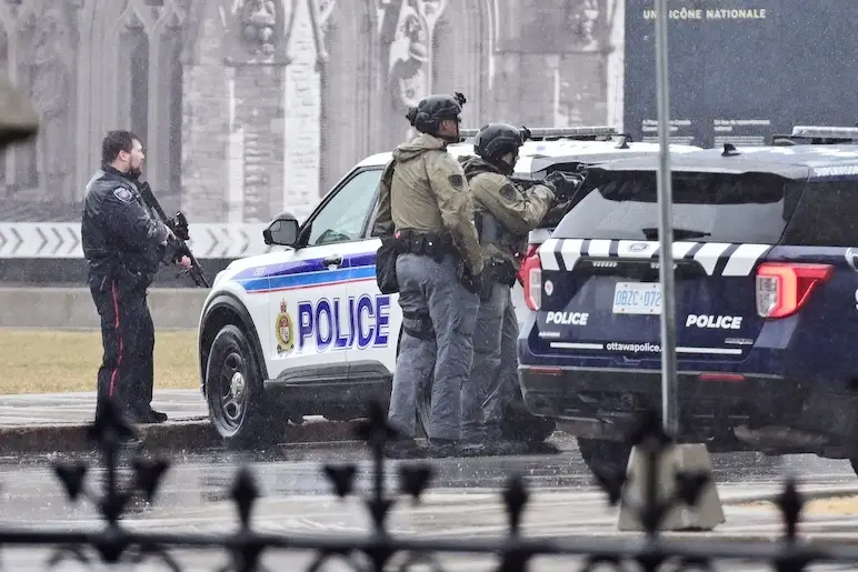 Une partie du Parlement fédéral a été placée en confinement à cause d ...