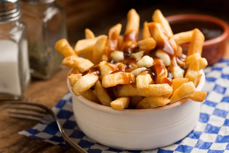 Le restaurant «inventeur de la poutine» est acheté par Ashton - Les ...